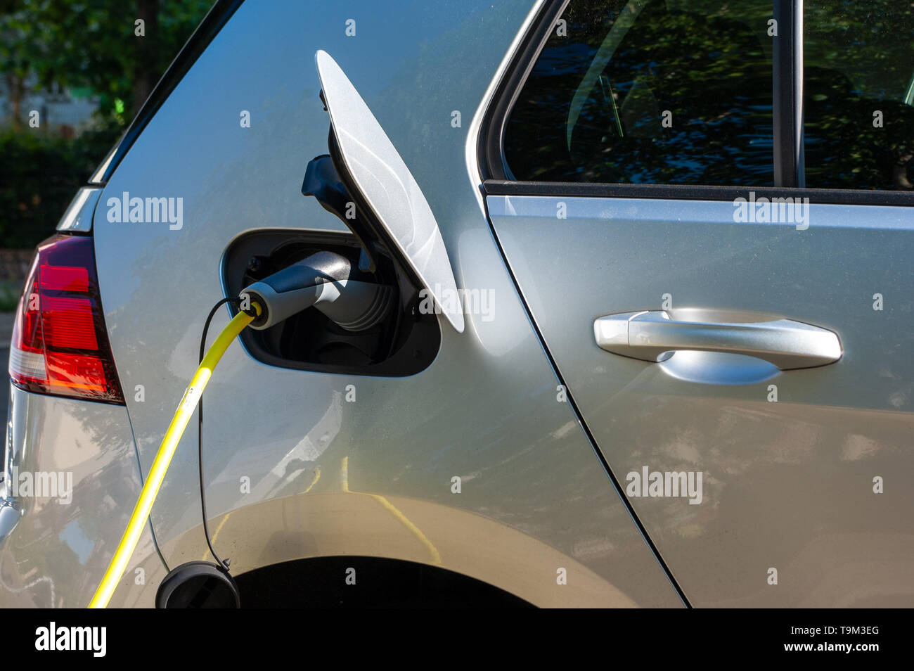 Electric car roadside charging hi-res stock photography and images - Alamy