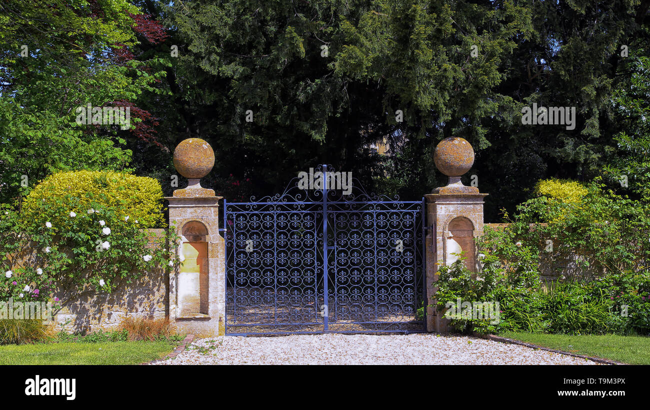 Grand entrance gates hi-res stock photography and images - Alamy