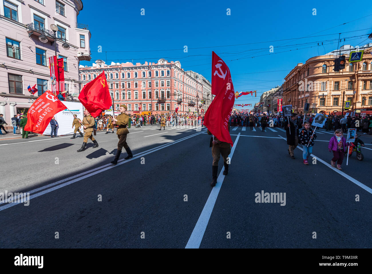 Immortal regiment - people carry banners of Soviet Union & comunism ...