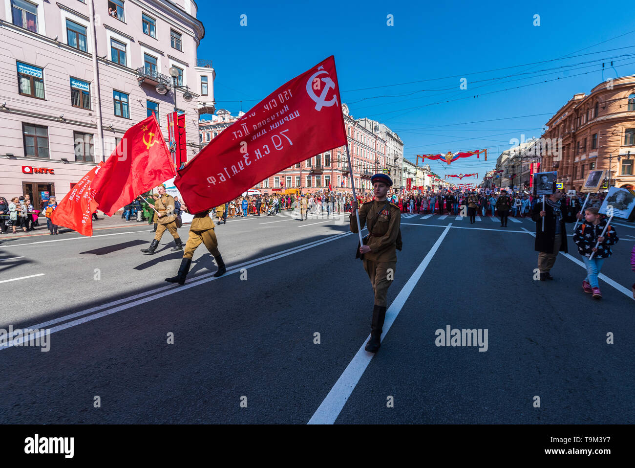 Immortal regiment - people carry banners of Soviet Union & comunism ...