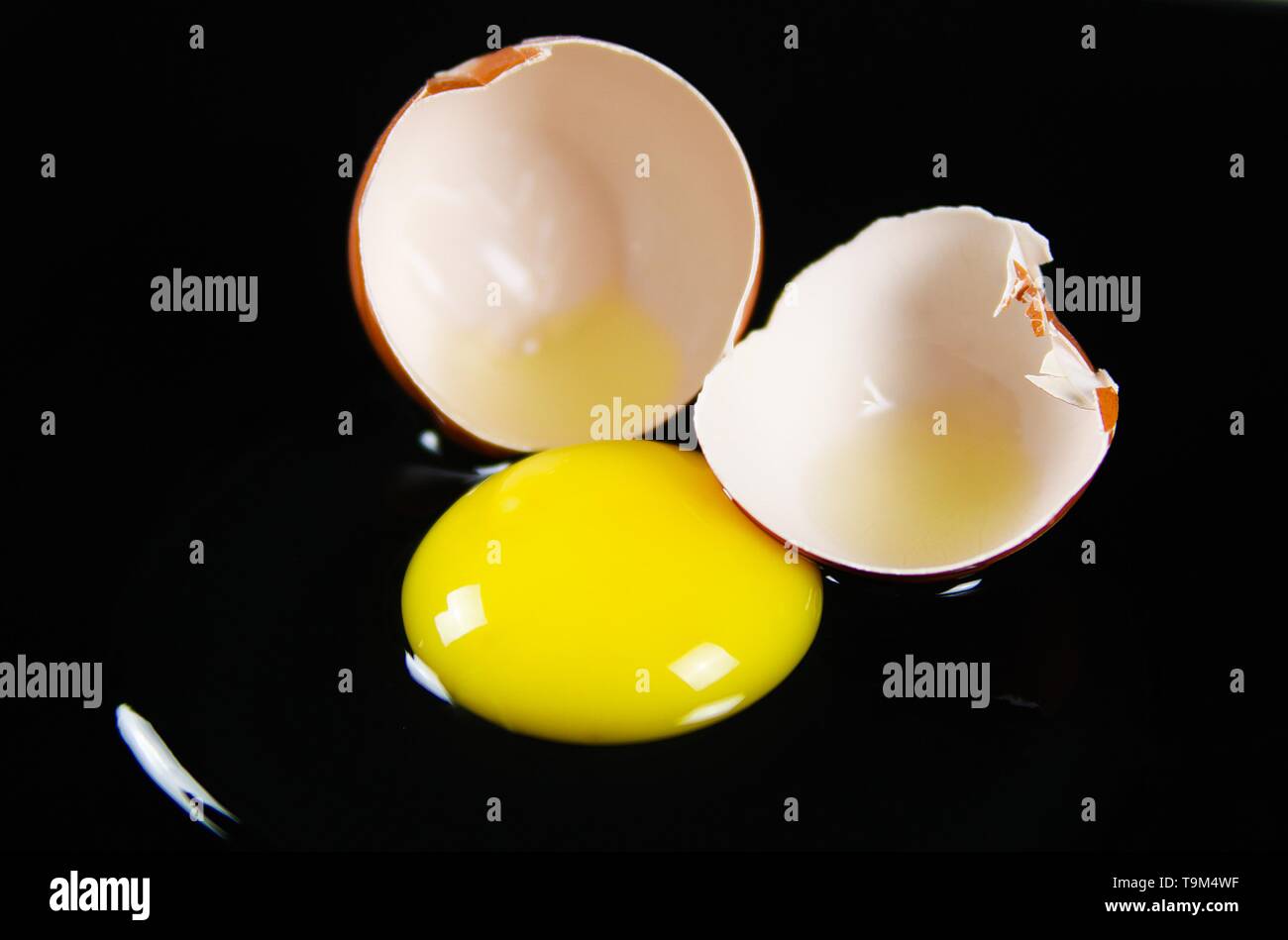 Shiny black background hi-res stock photography and images - Alamy