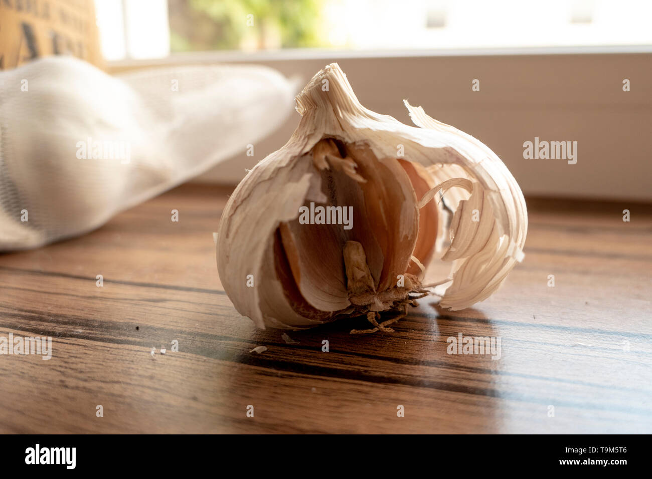 half a garlic bulb peeled and ready to use Stock Photo - Alamy