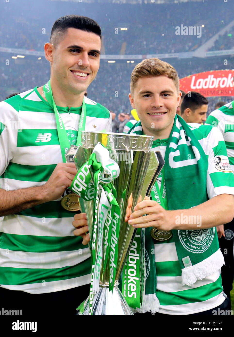 Tom rogic celtic trophy hi-res stock photography and images - Alamy