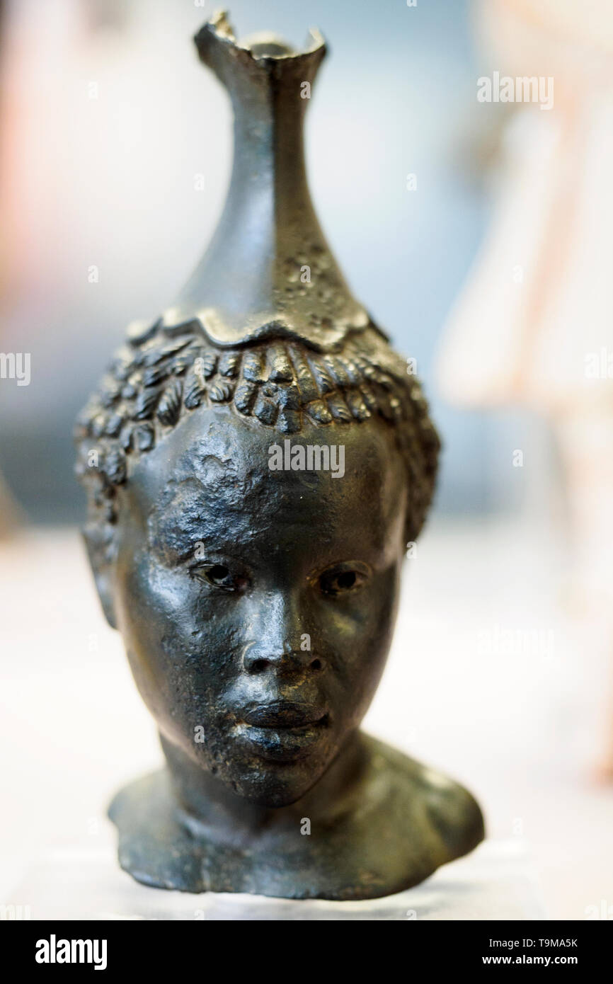 African artifacts hi-res stock photography and images - Alamy