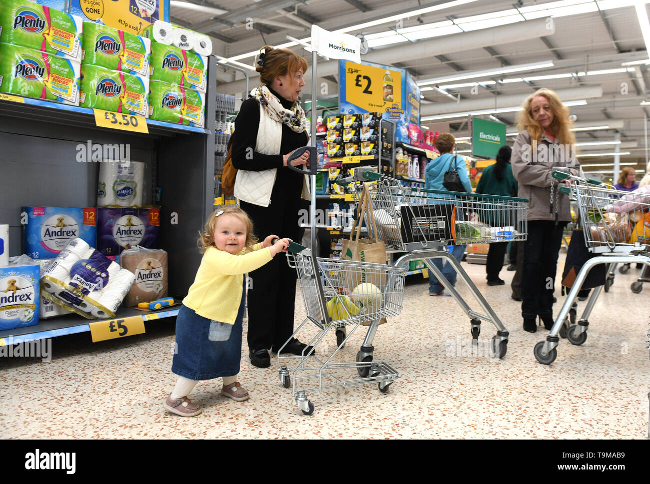 Woman and child shopping in supermarket Britain Uk family shopper shop ...