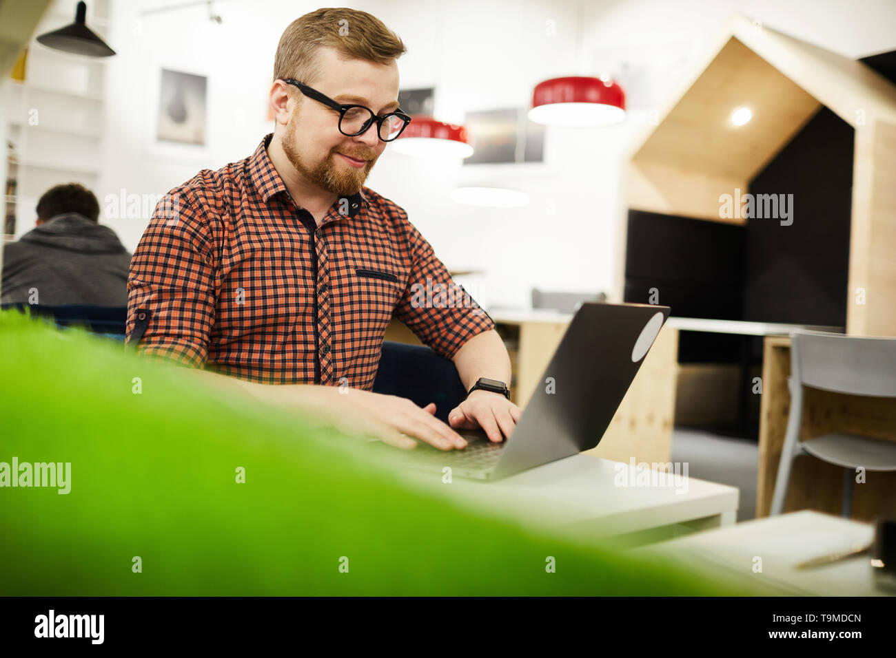 Content man corresponding on laptop Stock Photo - Alamy