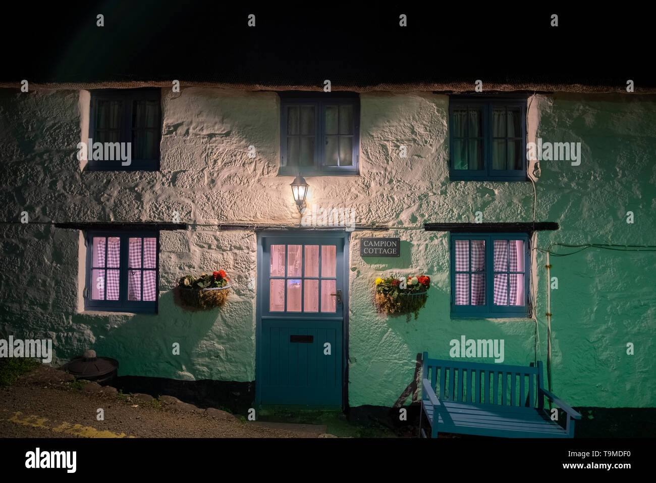 Cottage at night hi-res stock photography and images - Alamy