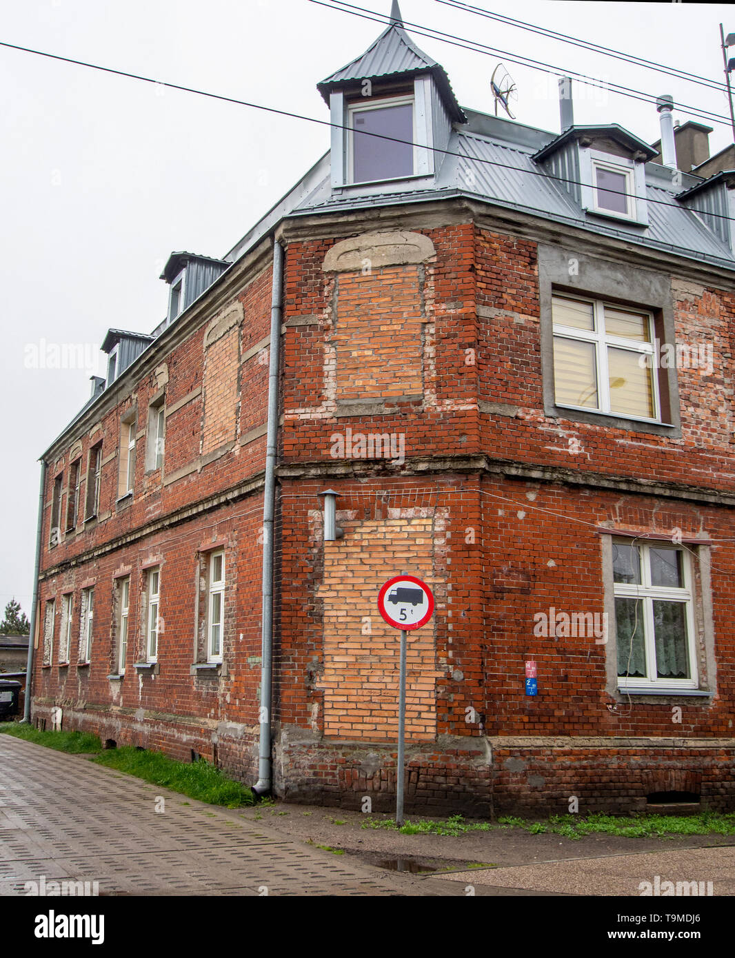 Red brick social housing flats hi-res stock photography and images - Alamy