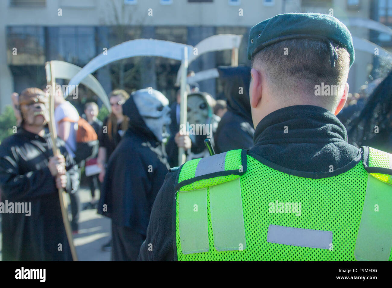 Masked police officer hi-res stock photography and images - Alamy