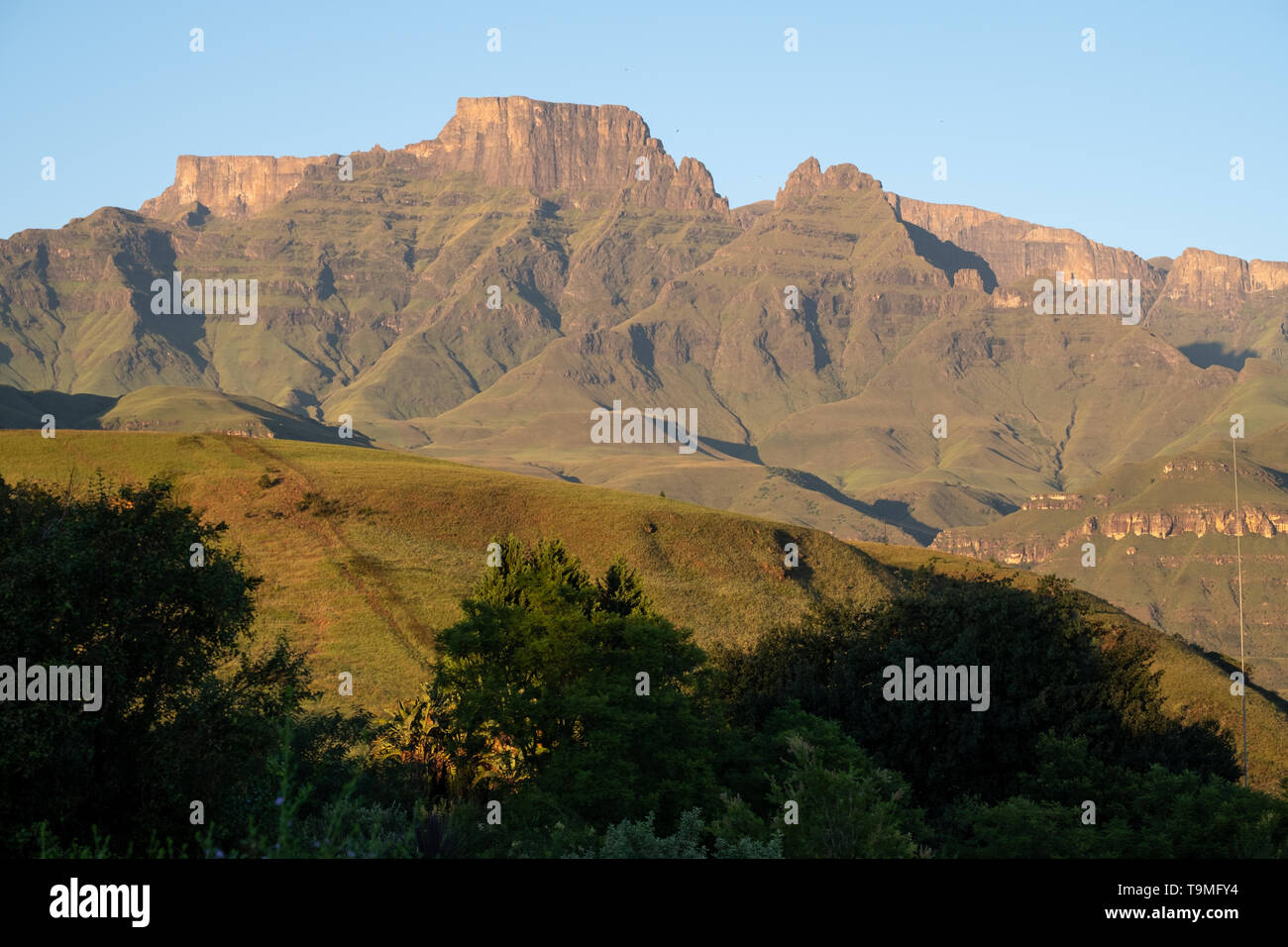 Champagne Castle, Cathkin Peak and Monk`s Cowl, part of the central ...