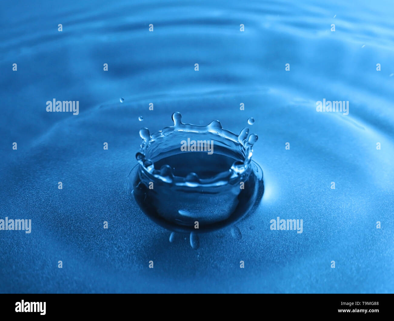 Splash of blue water Stock Photo - Alamy