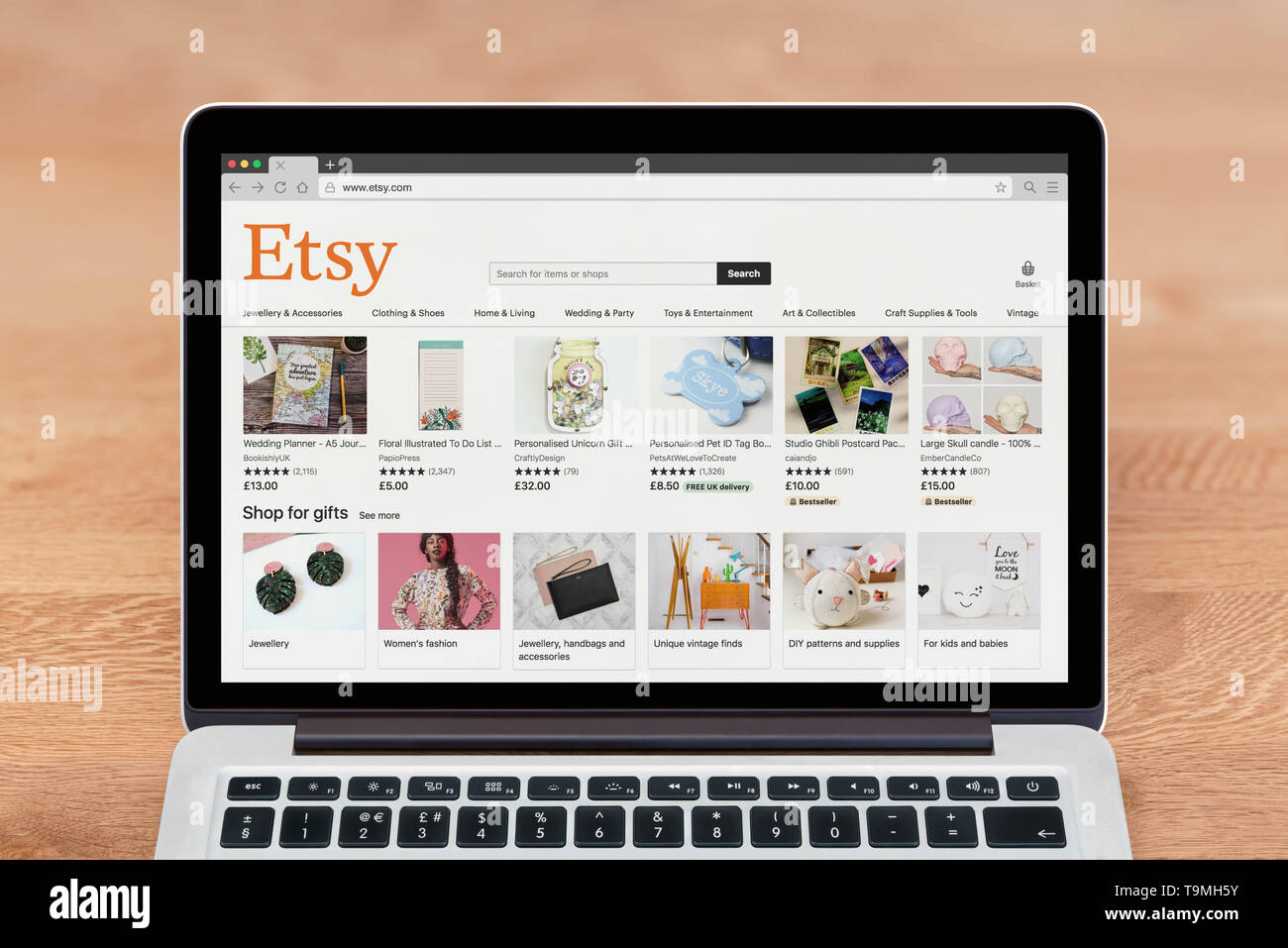Etsy app screen hi-res stock photography and images - Alamy