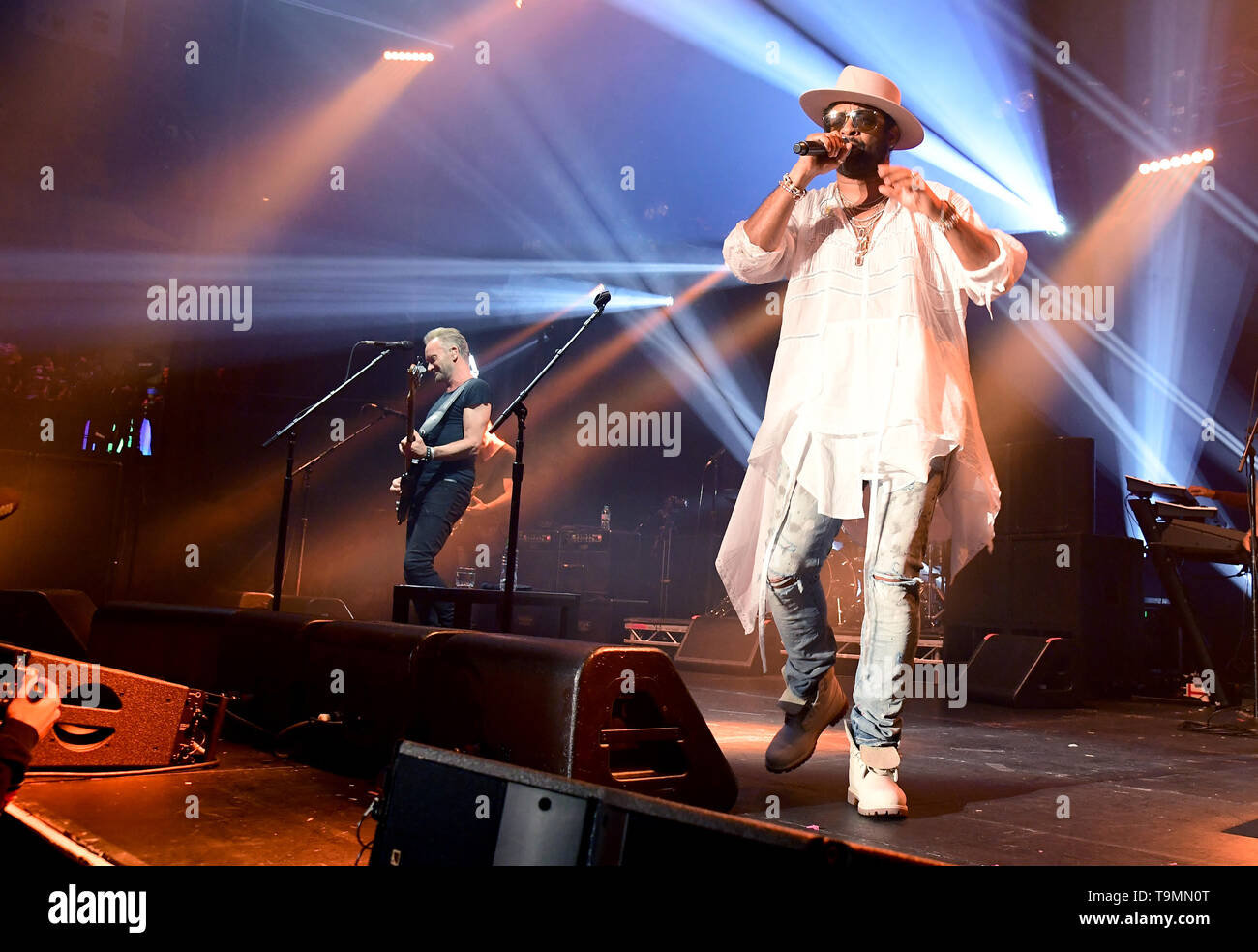 Shaggy performing roundhouse hi-res stock photography and images - Alamy Shaggy performing roundhouse hi-res stock photography and images - Alamy