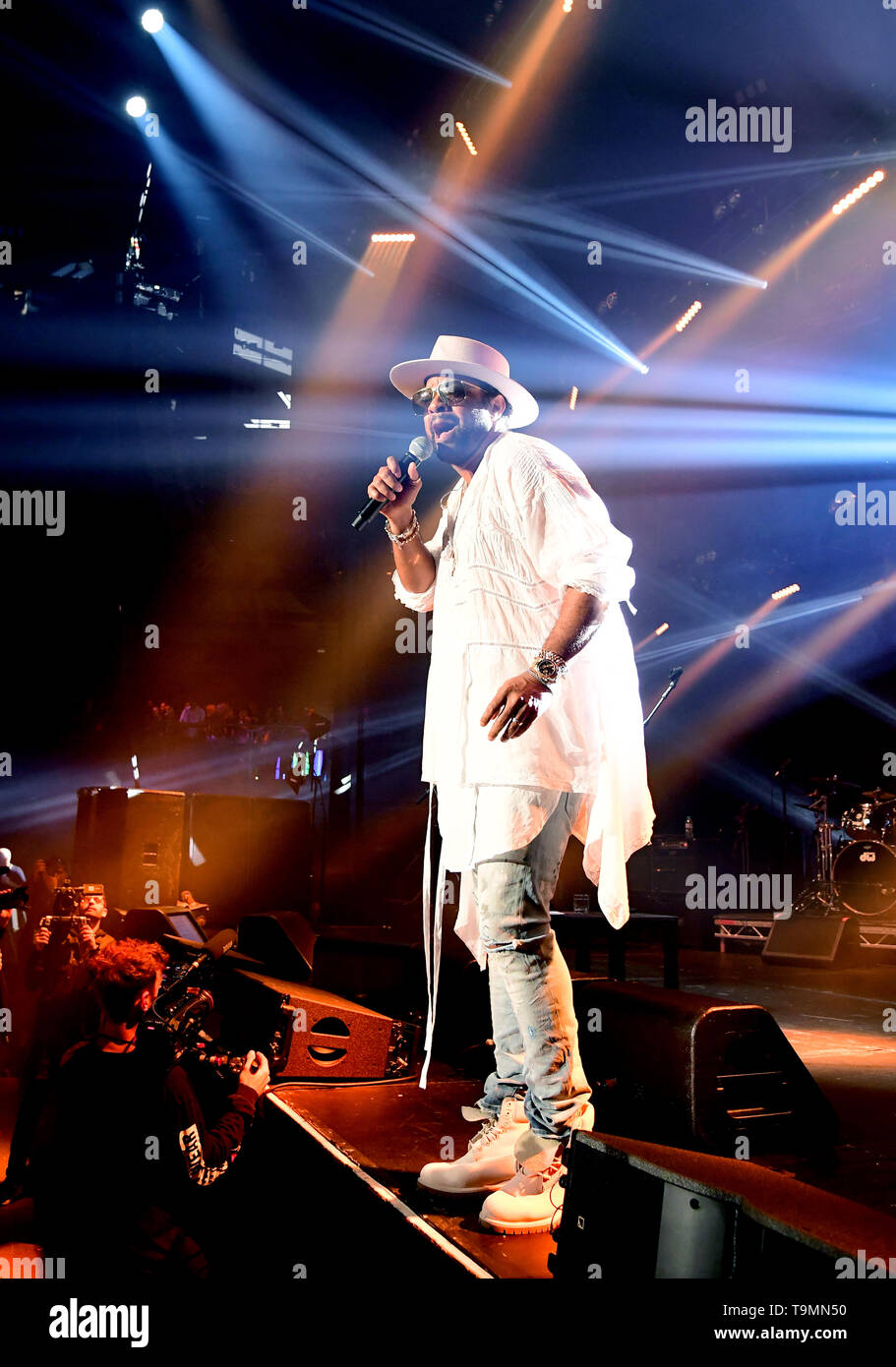 Shaggy performing roundhouse hi-res stock photography and images - Alamy Shaggy performing roundhouse hi-res stock photography and images - Alamy