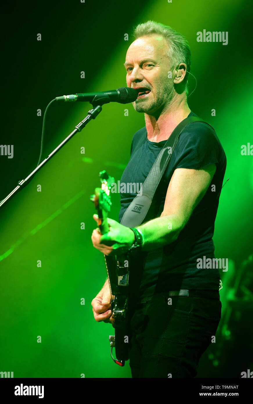 Shaggy performing roundhouse hi-res stock photography and images - Alamy Shaggy performing roundhouse hi-res stock photography and images - Alamy