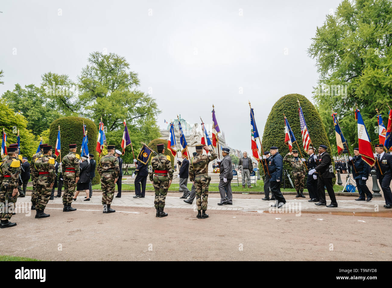 1945 french american soldiers parade hi-res stock photography and ...