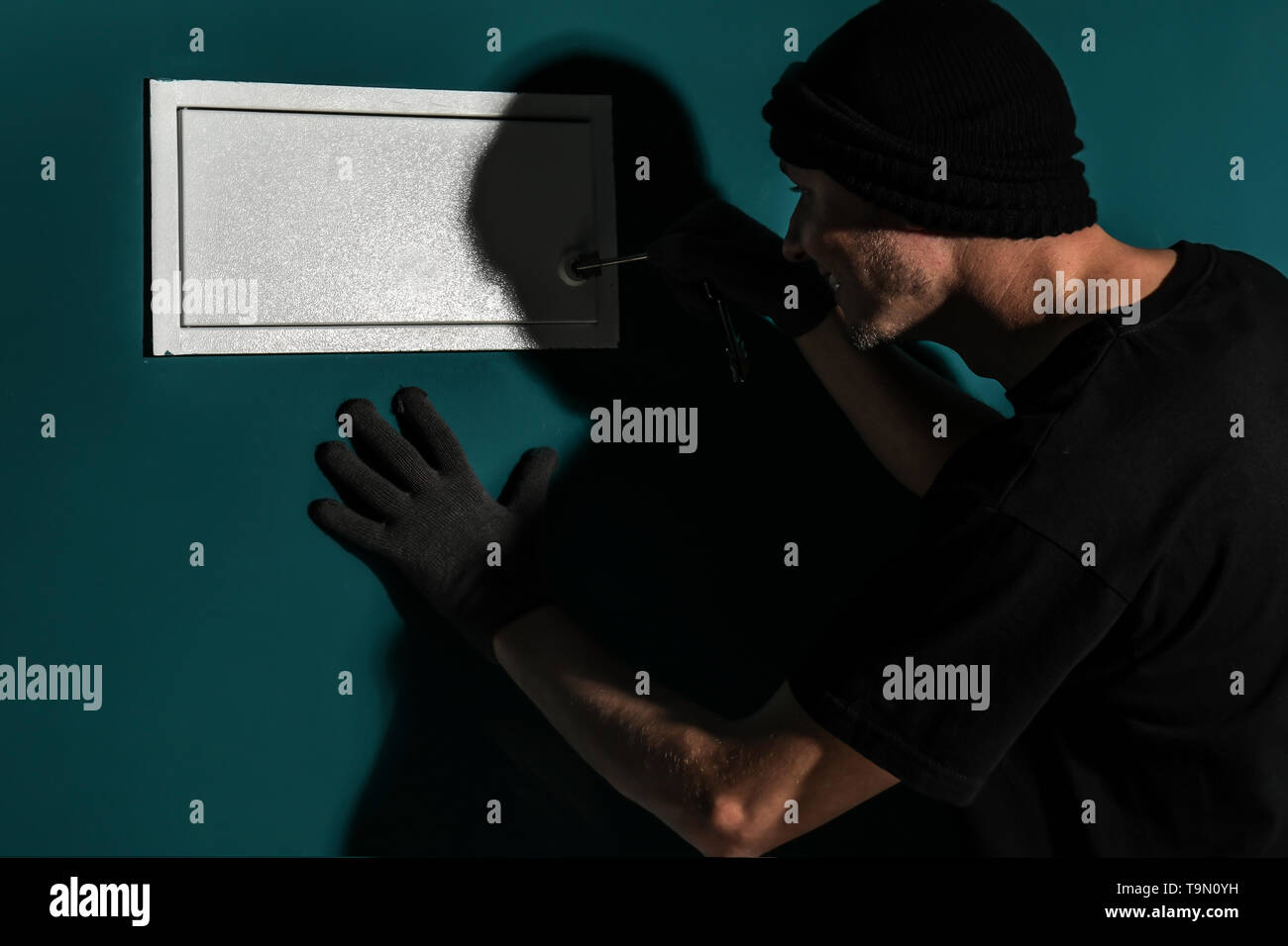 Person breaking into property hi-res stock photography and images - Alamy