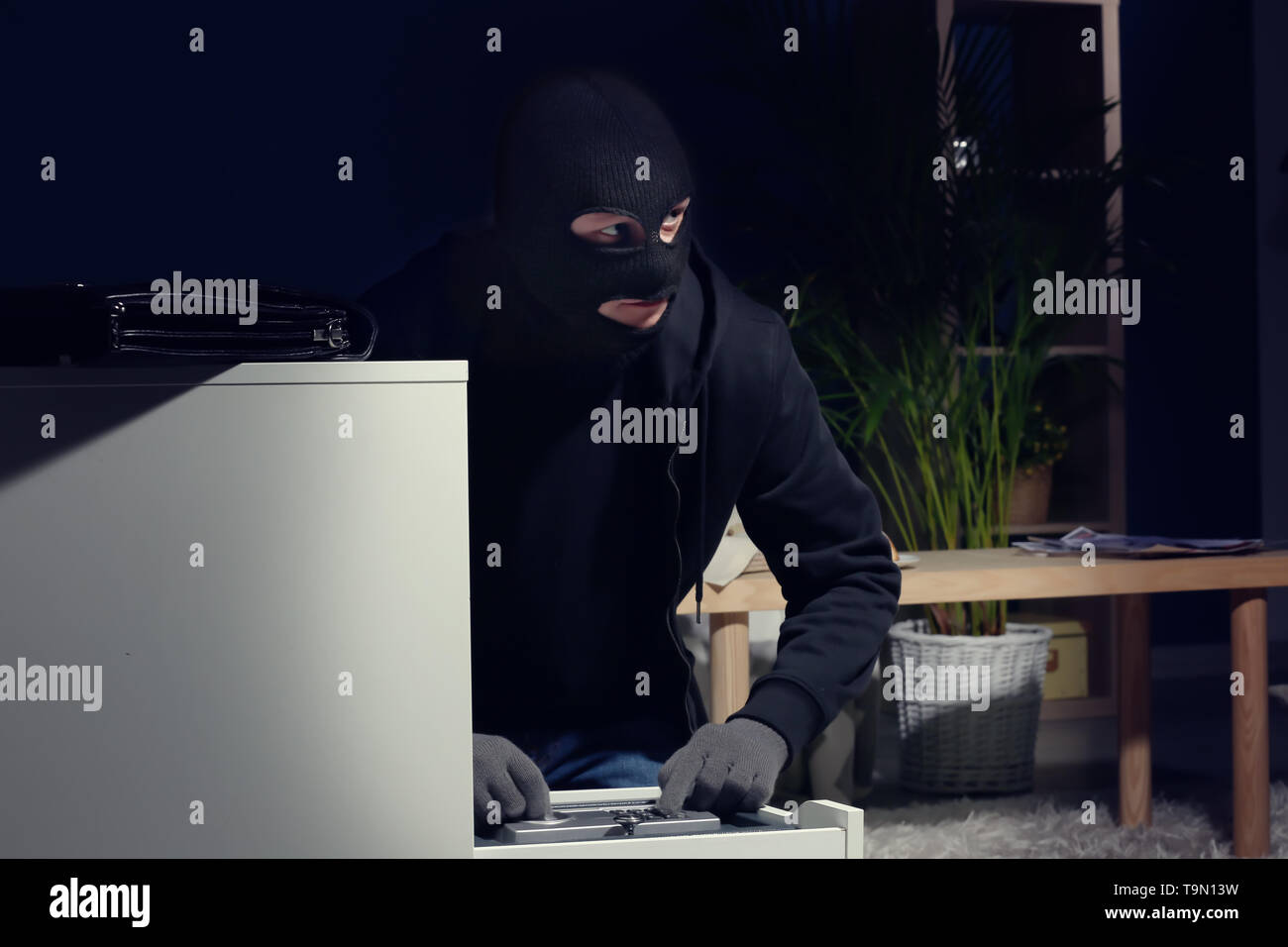 Person breaking into property hi-res stock photography and images - Alamy