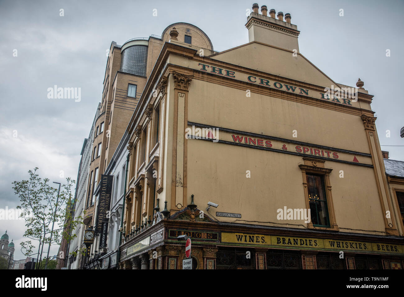 The Crown Bar Belfast Stock Photo - Alamy