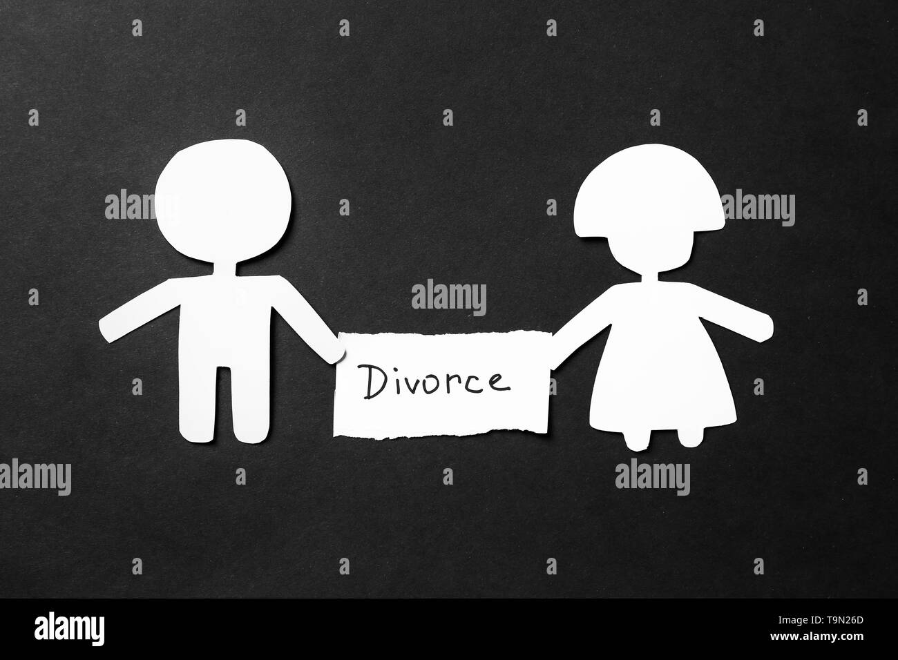 Paper figures of couple with word DIVORCE on dark background Stock ...