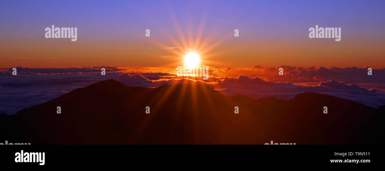 Rays sunrise hi-res stock photography and images - Alamy