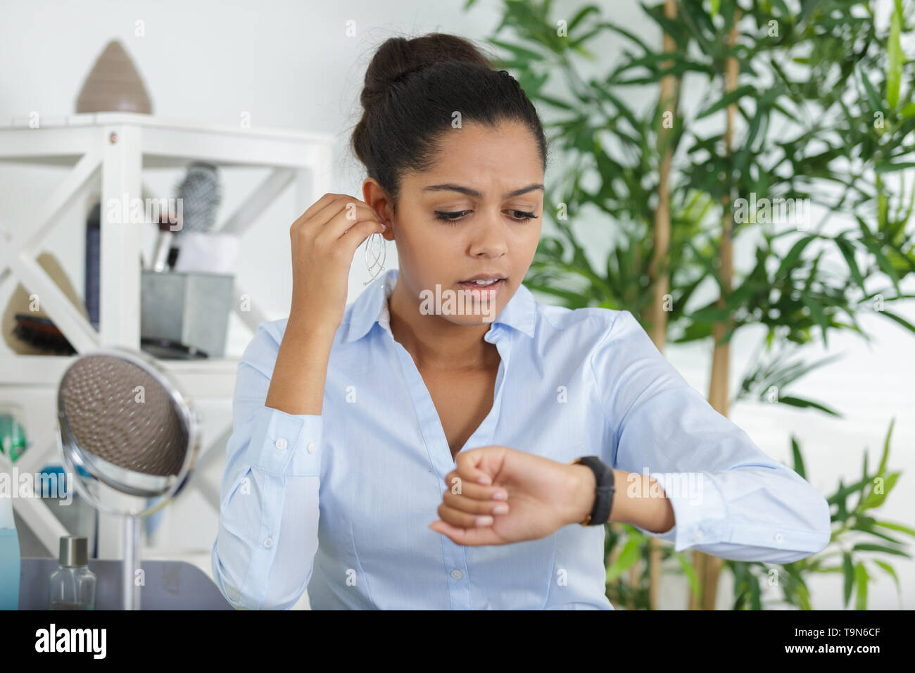 woman running late while getting ready for work Stock Photo - Alamy