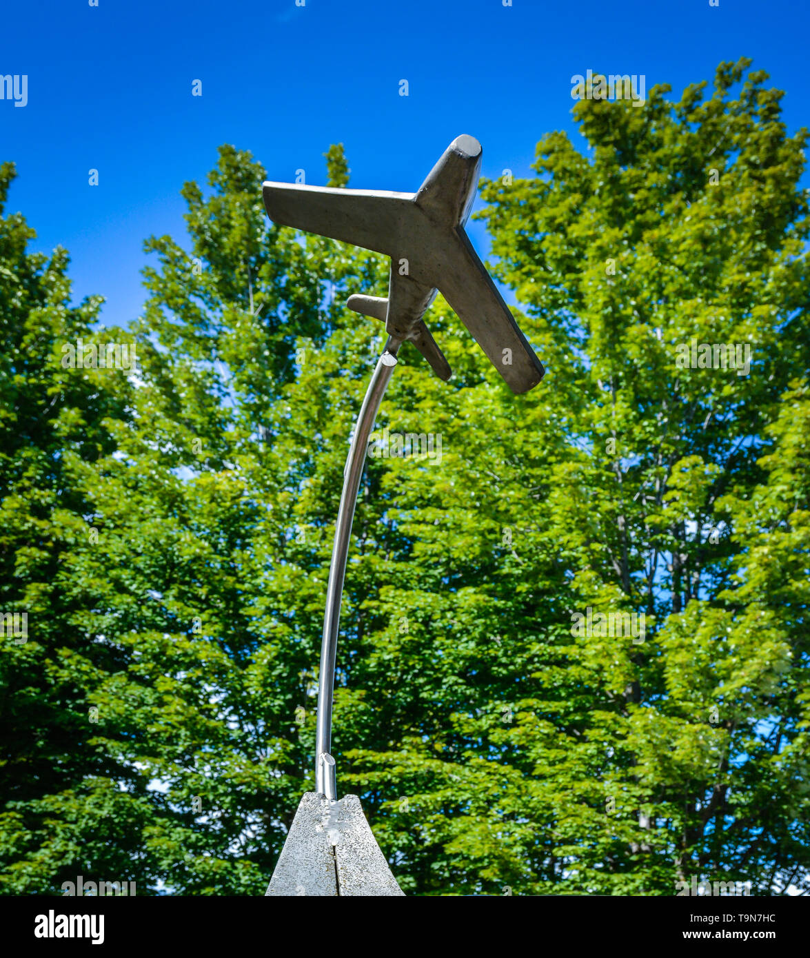 Airplane sculpture hi-res stock photography and images - Alamy