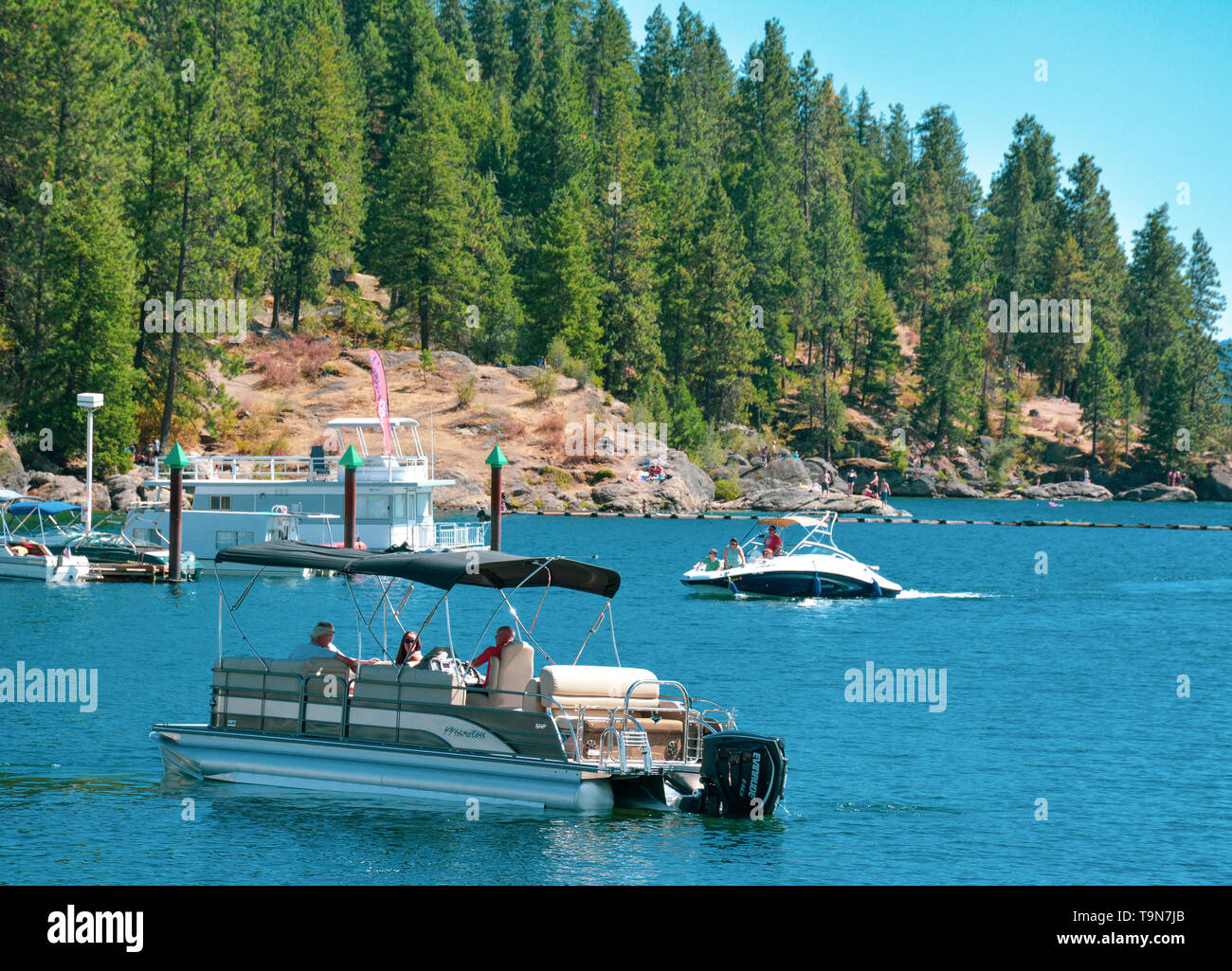 People enjoying their boat cruises around the beautiful alpine ...