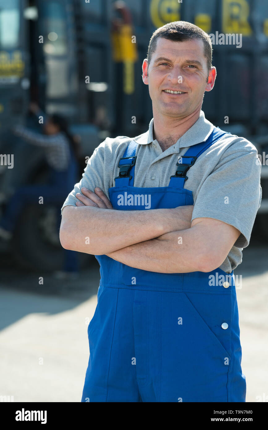 mechanic man outdoors Stock Photo - Alamy