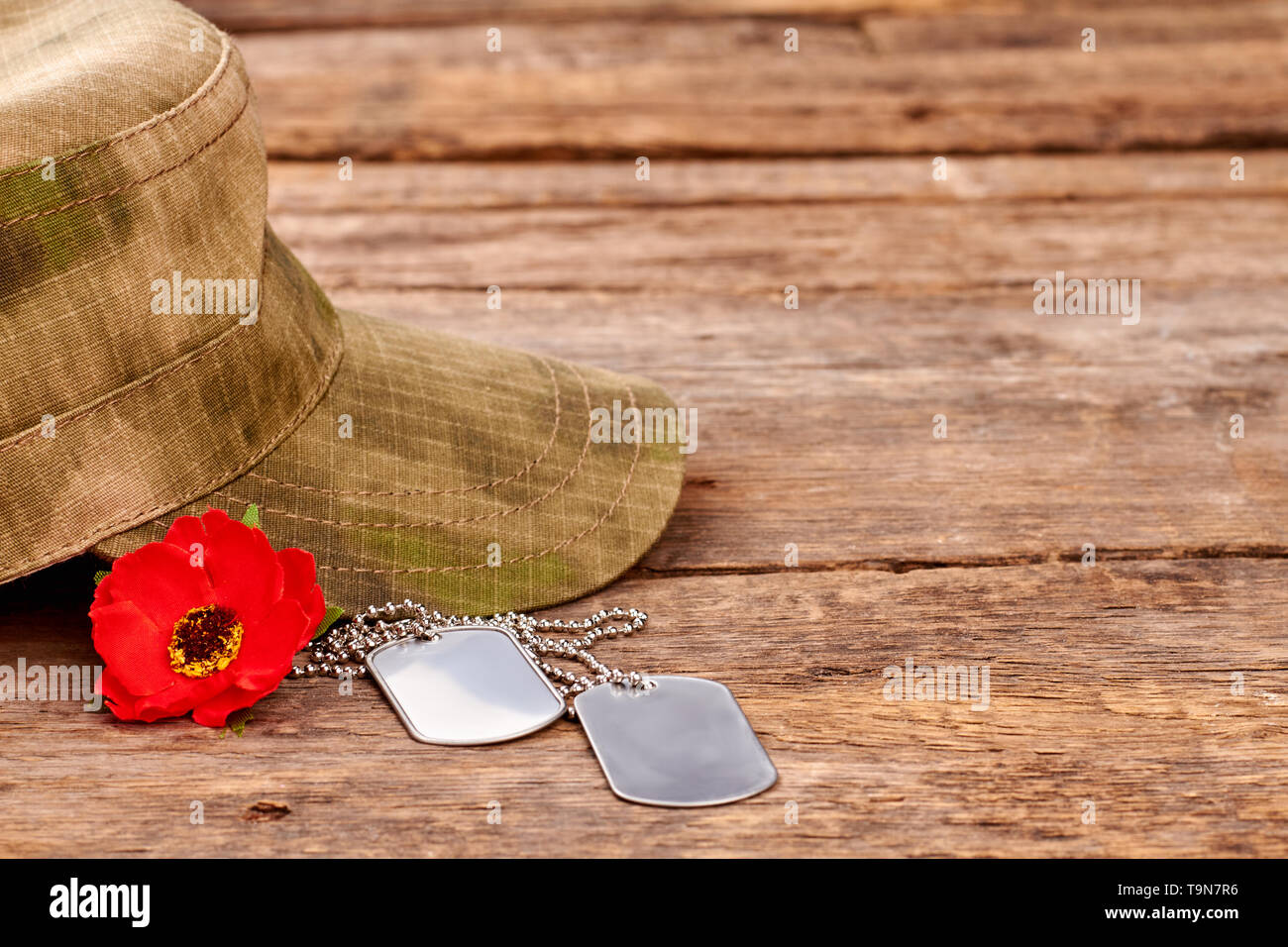 Military cap, dog tags and red poppy close up Stock Photo - Alamy