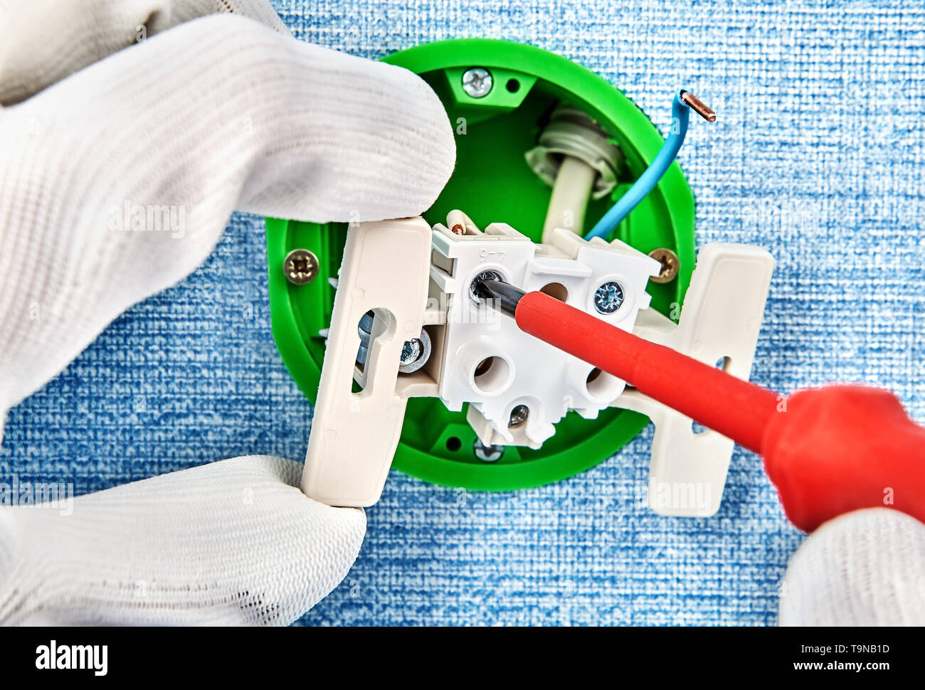 Wire twisting hi-res stock photography and images - Alamy