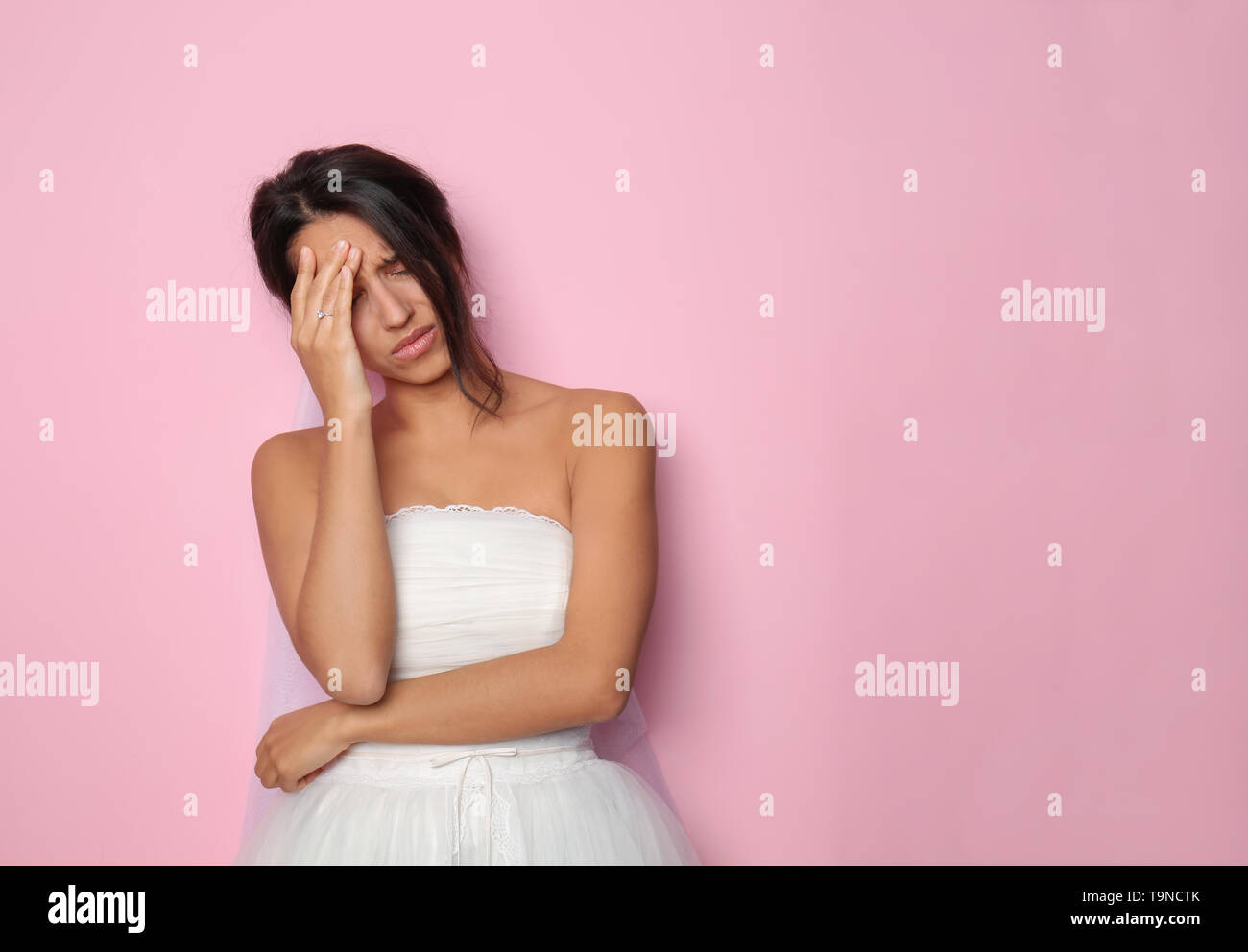 Bride sad wedding day hi-res stock photography and images - Alamy