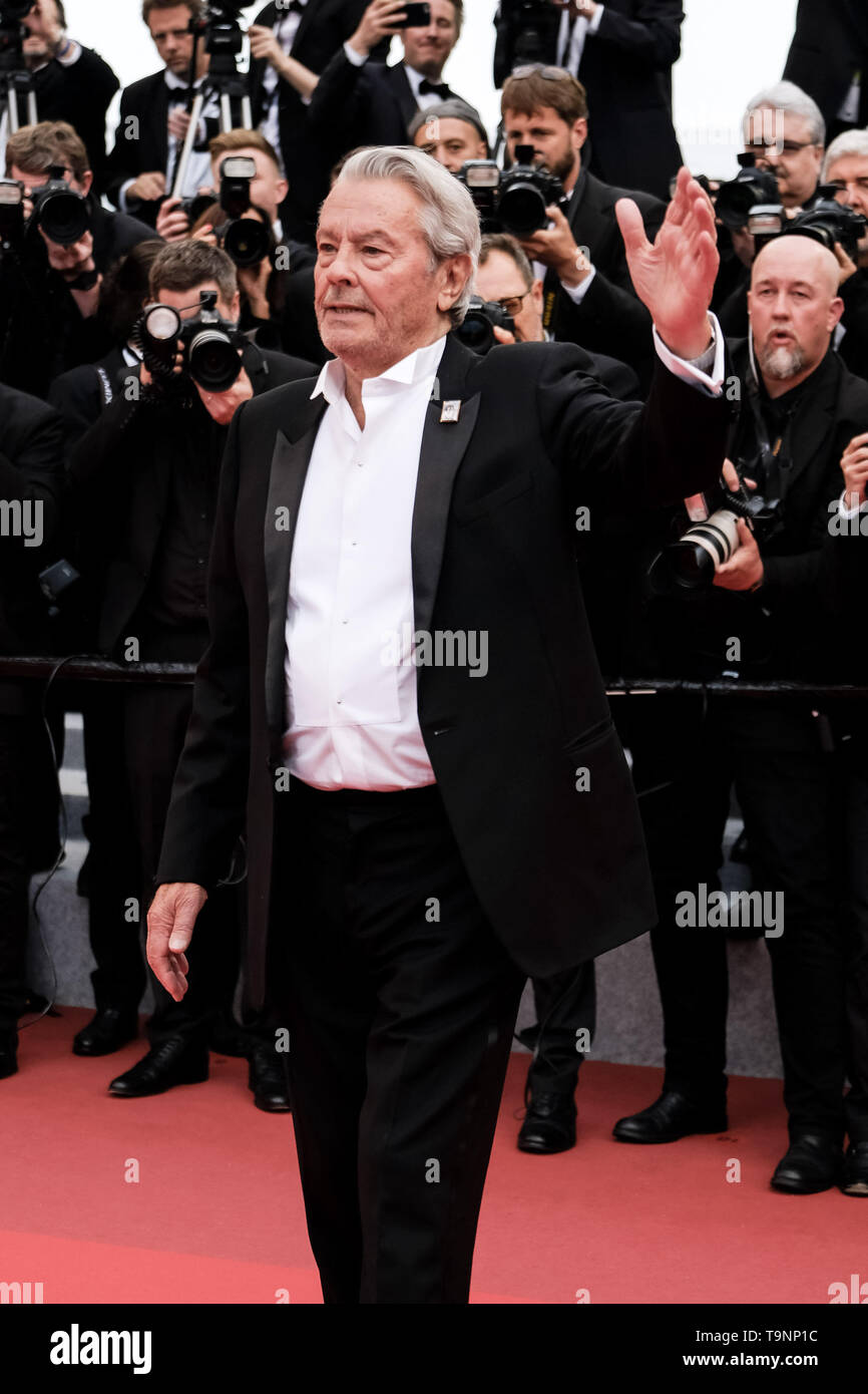 Cannes, France. 19th May, 2019. Alain Delon poses on the red carpet for ...