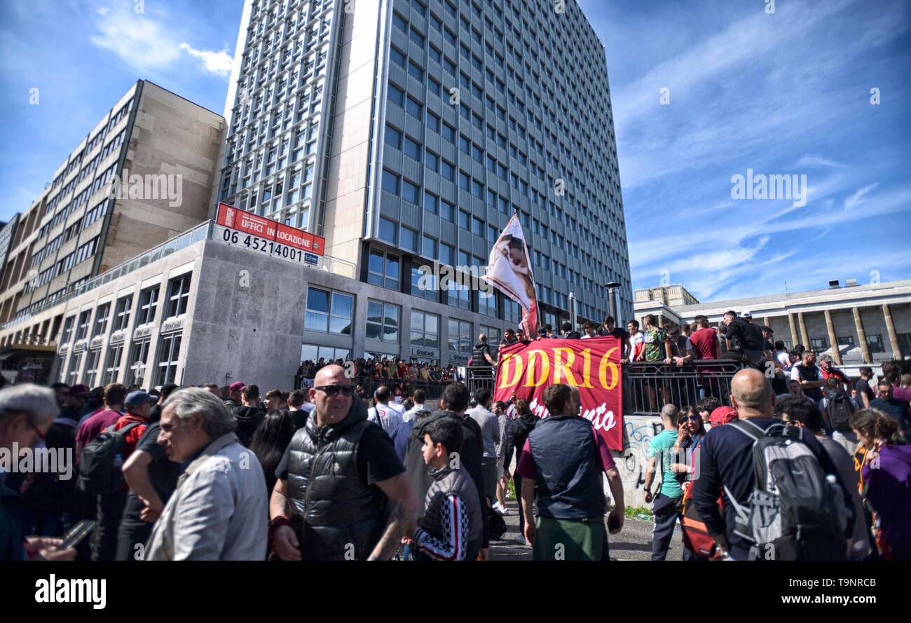 Rome, Sit-in protest of Roman fans under the headquarters of the As ...