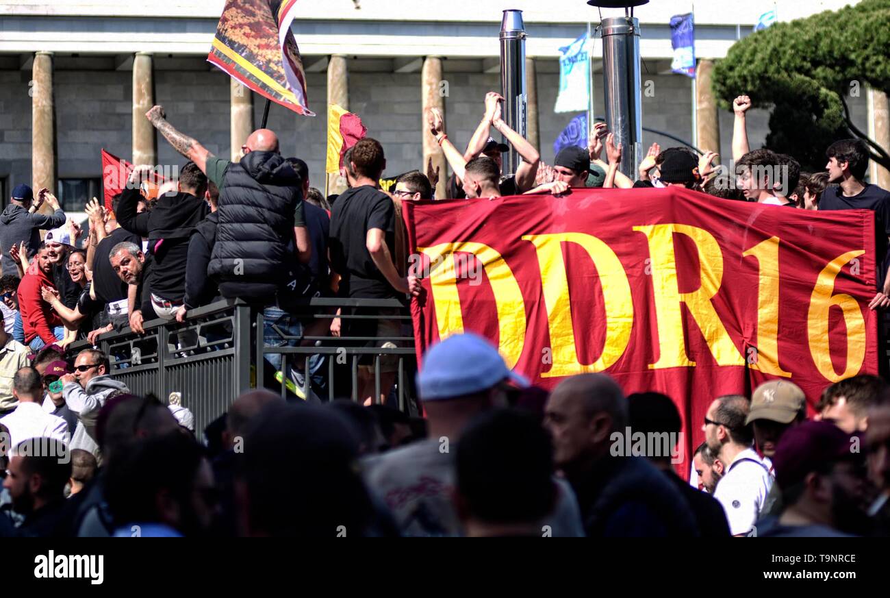 Rome, Sit-in protest of Roman fans under the headquarters of the As ...