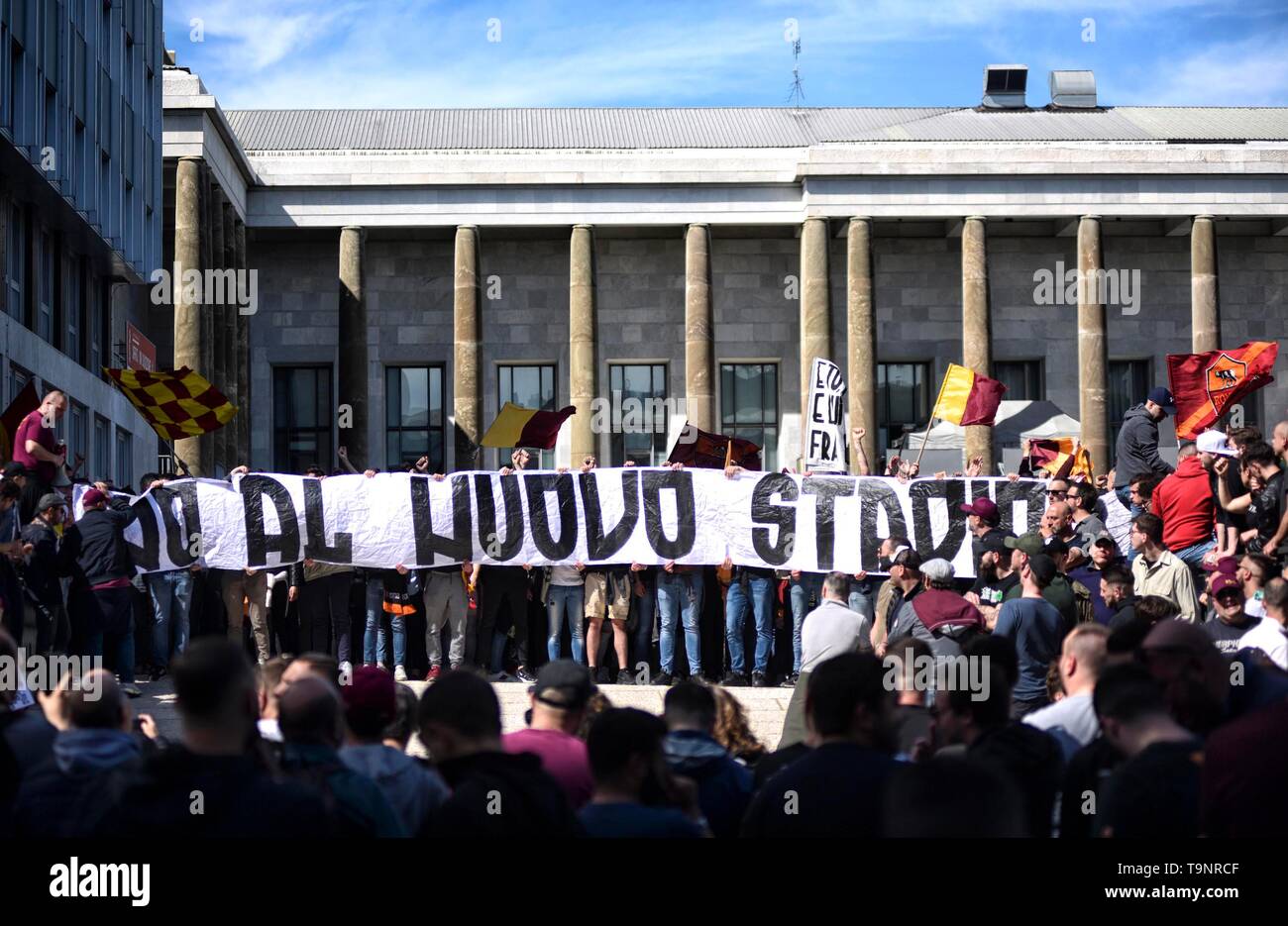 Rome, Sit-in protest of Roman fans under the headquarters of the As ...