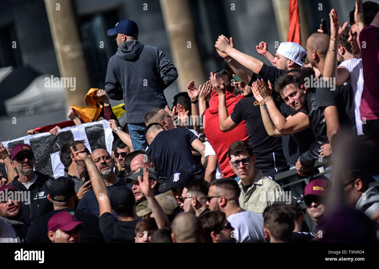 Rome, Sit-in protest of Roman fans under the headquarters of the As ...
