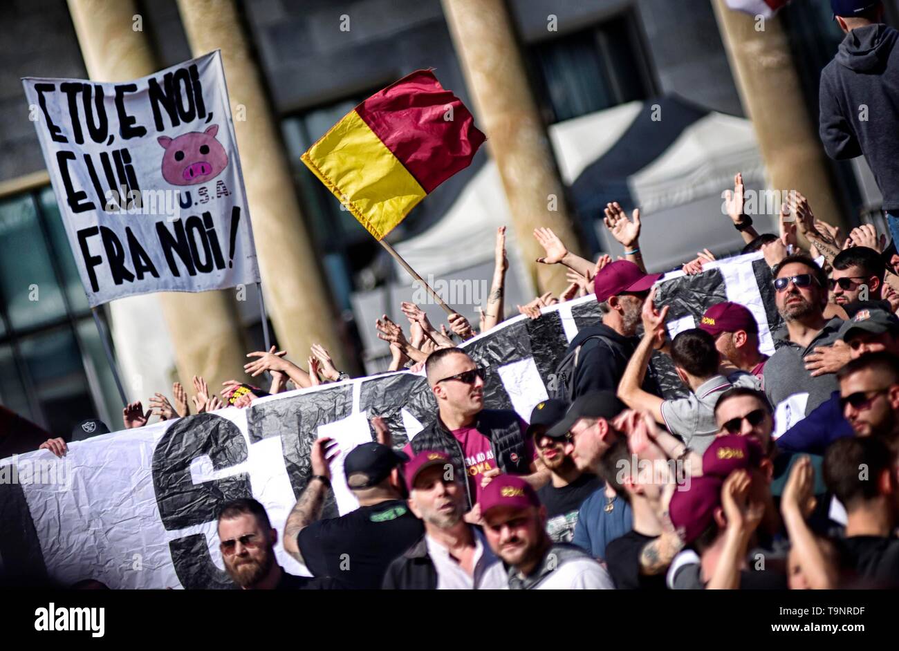 Rome, Sit-in protest of Roman fans under the headquarters of the As ...