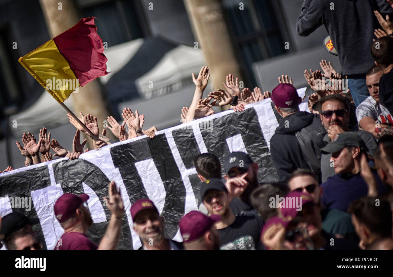 Rome, Sit-in protest of Roman fans under the headquarters of the As ...