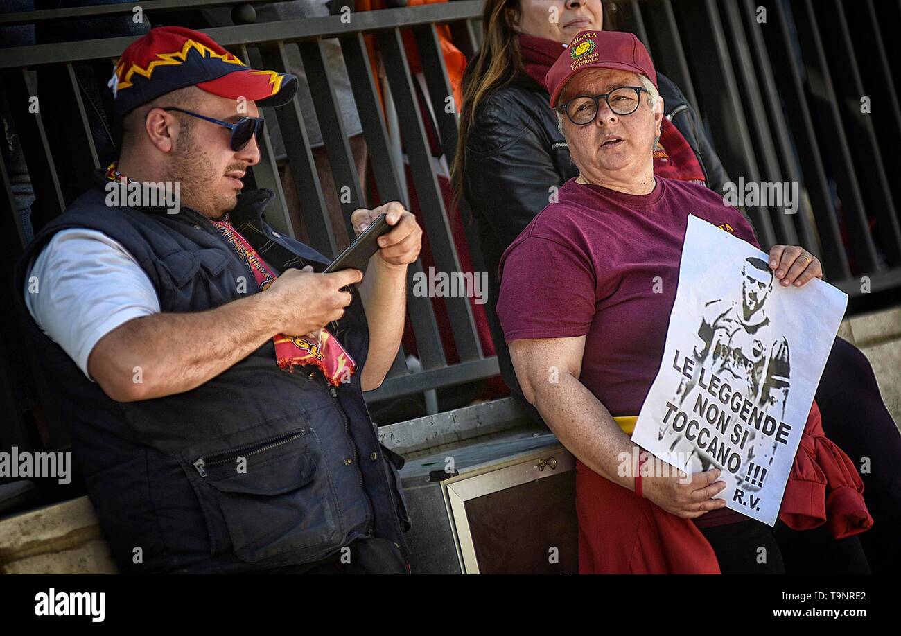 Rome, Sit-in protest of Roman fans under the headquarters of the As ...