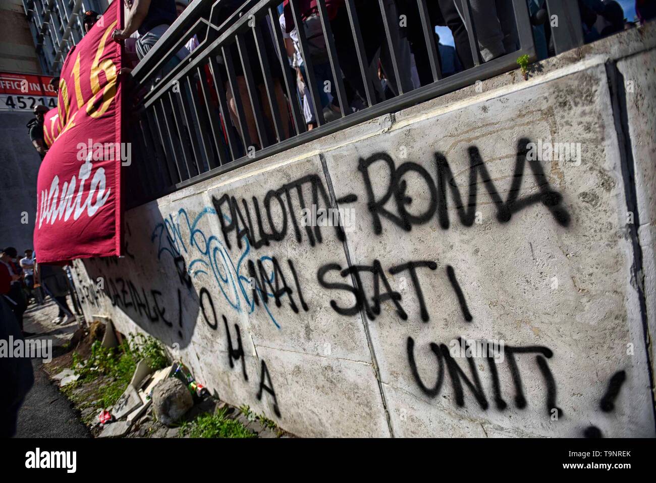 Rome, Sit-in protest of Roman fans under the headquarters of the As ...
