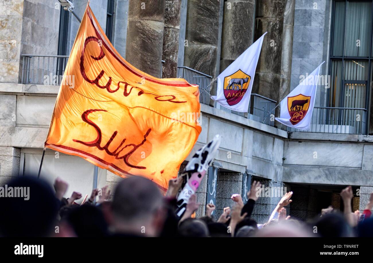 Rome, Sit-in protest of Roman fans under the headquarters of the As ...