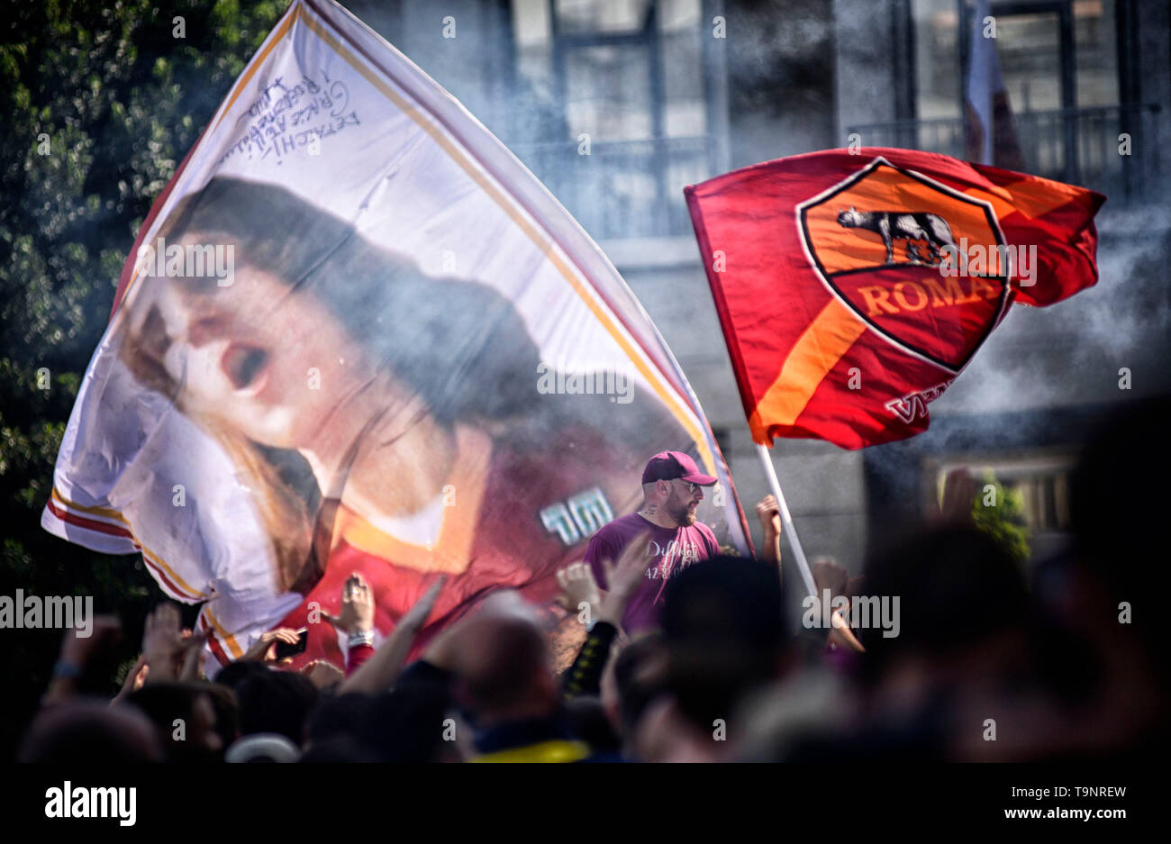 Rome, Sit-in protest of Roman fans under the headquarters of the As ...
