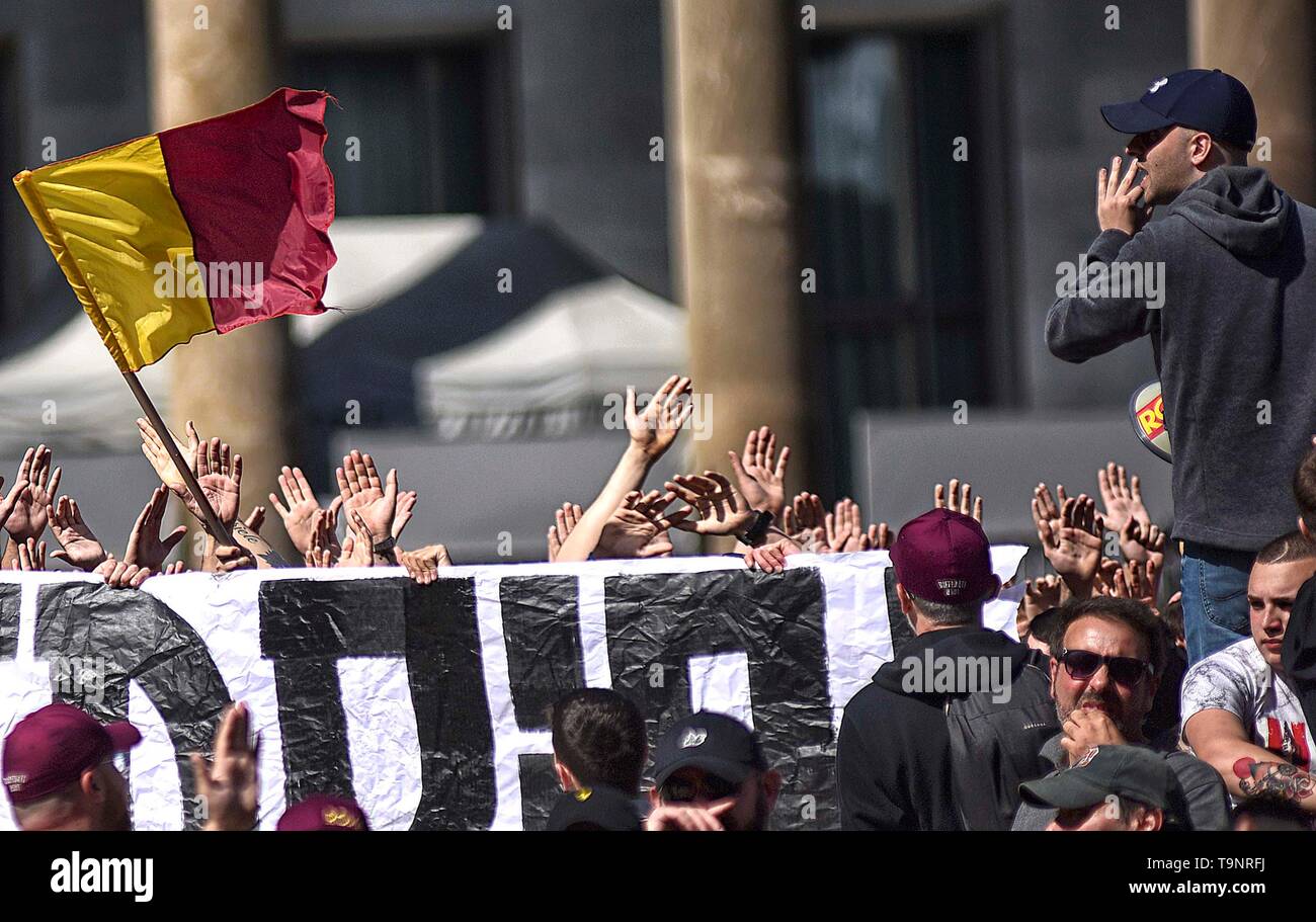 Rome, Sit-in protest of Roman fans under the headquarters of the As ...