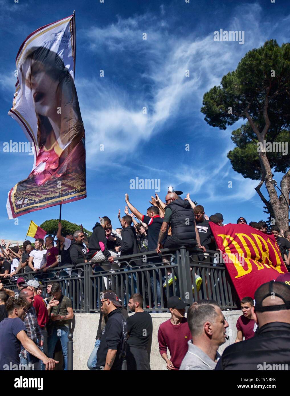 Rome, Sit-in protest of Roman fans under the headquarters of the As ...