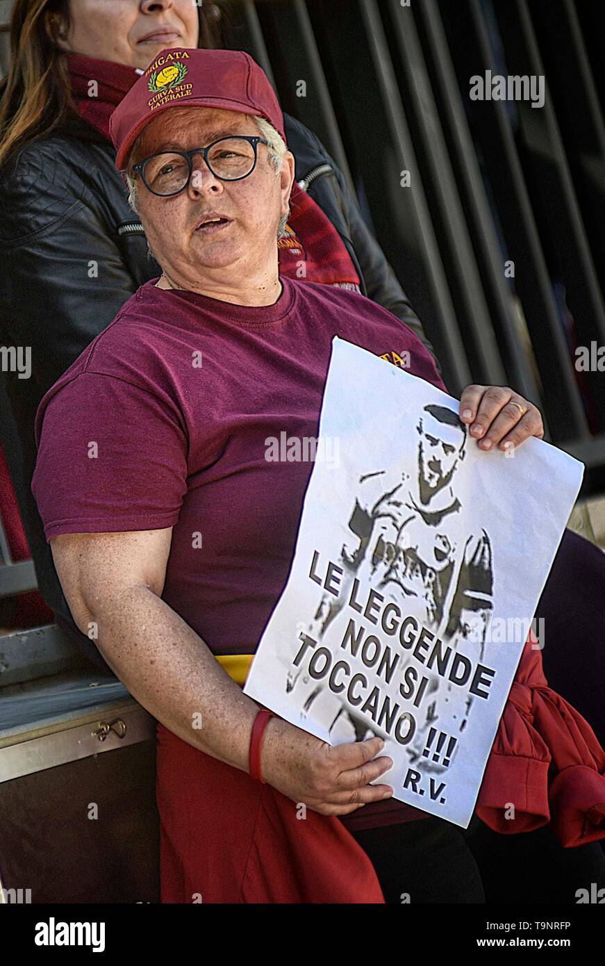 Rome, Sit-in protest of Roman fans under the headquarters of the As ...