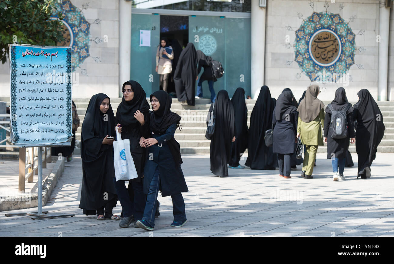 Tehran, Iran. 18th Oct, 2015. Female students walk across the campus of ...