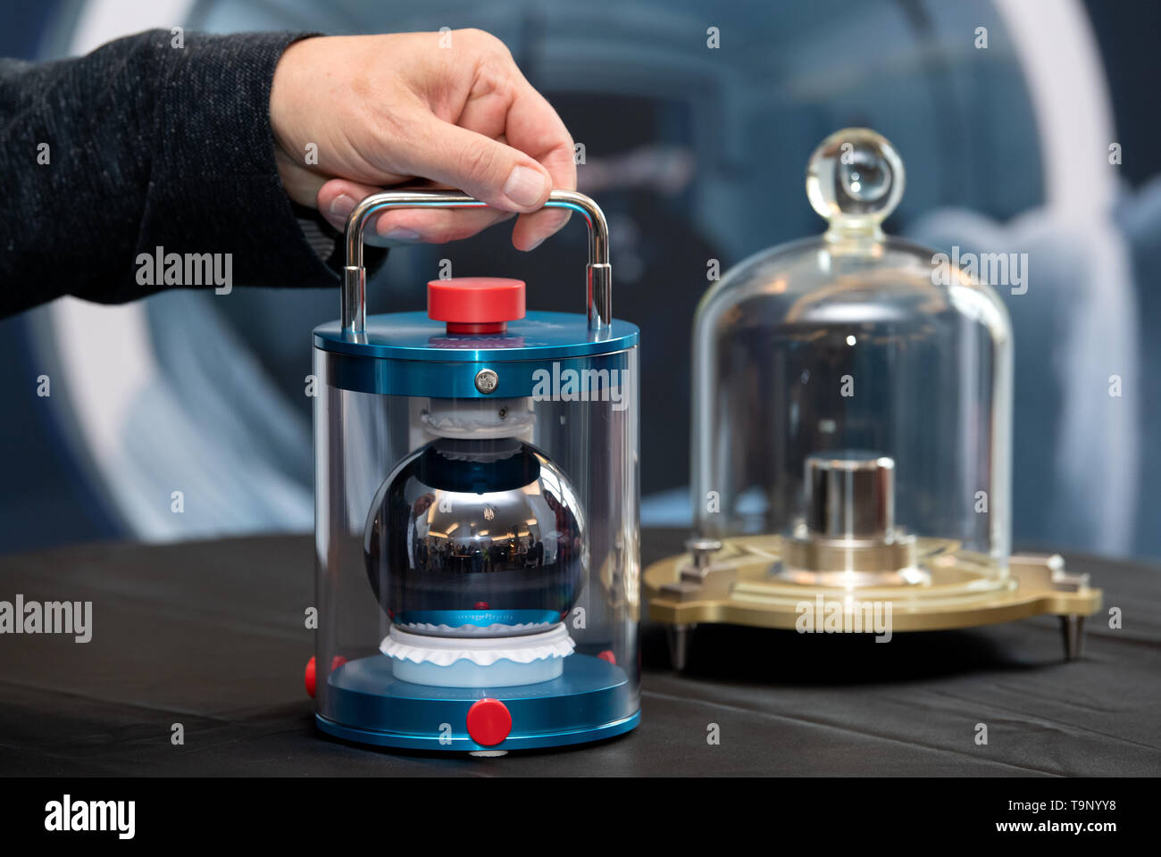Prototype of the kilogram hi-res stock photography and images - Alamy