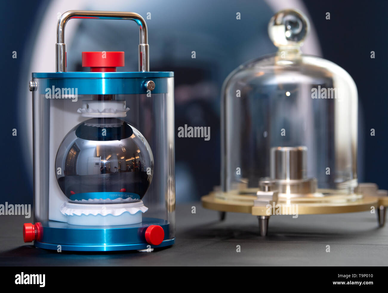 Prototype of the kilogram hi-res stock photography and images - Alamy