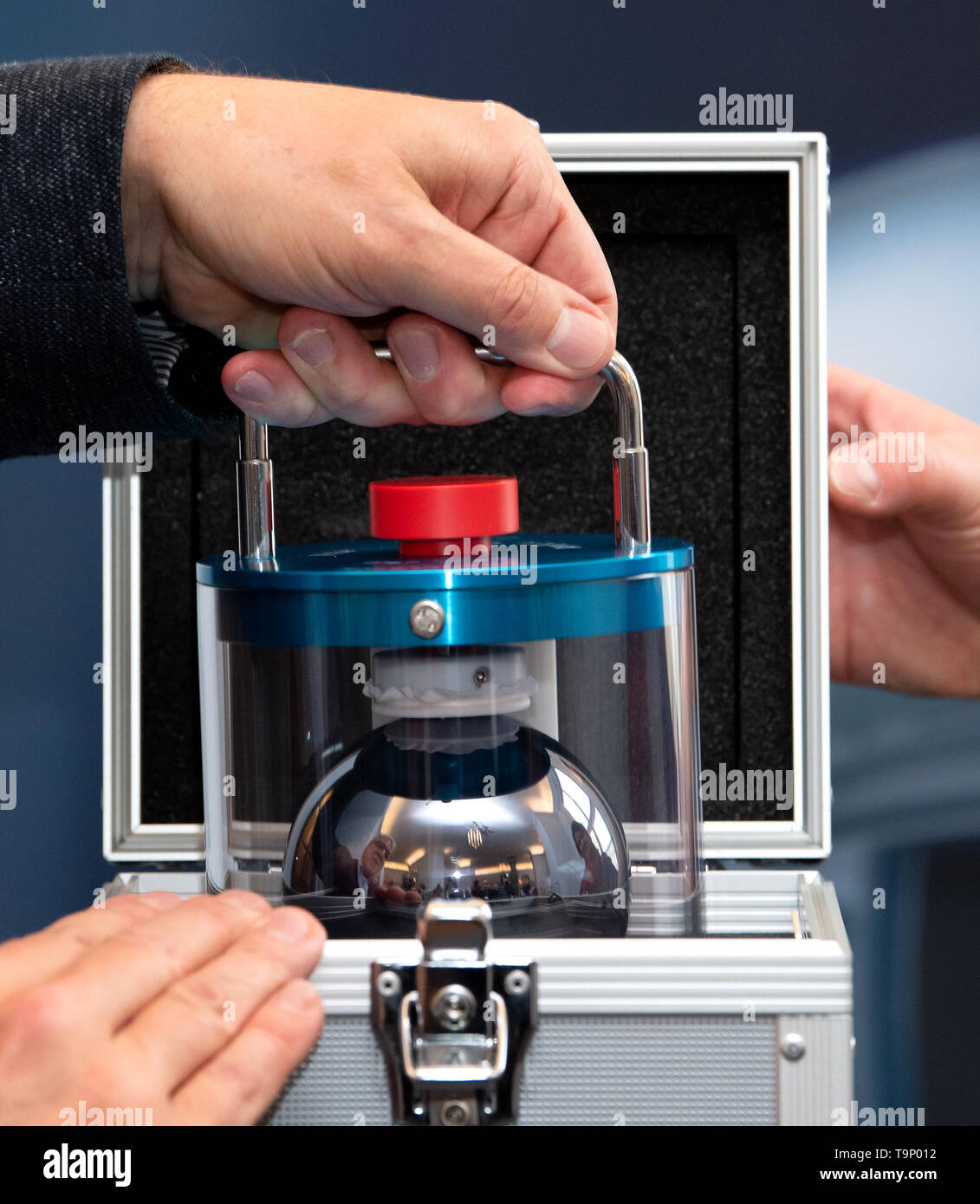 Silicon sphere kilogram hi-res stock photography and images - Alamy